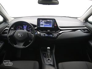 Balts Toyota C-HR 2021 Viļņa, ar dzinēja tilpumu 1.80 L un nobraukumu 124 tūkst. km par 18699 €, foto 2 vietnē AUTOMOTO.COM.LV