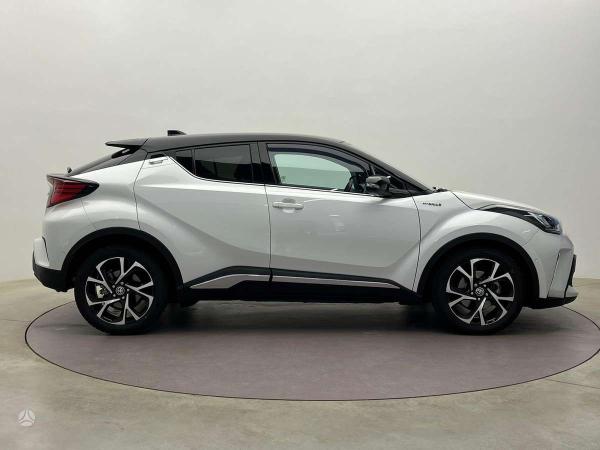 White Toyota C-HR 2021 in Panevezys, with an engine capacity of 1.80 L and mileage of 143 thousand km for 22490 €, photo 4 on AUTOMOTO.COM.LV