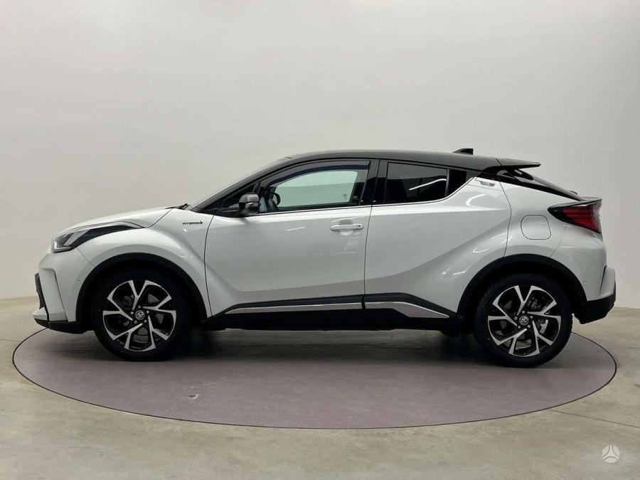 Белый Тойота C-HR 2021 в Паневежис, объемом двигателя 1.80 л и пробегом 143 тыс. км за 22490 €, фото 5 на AUTOMOTO.COM.LV