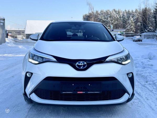 Белый Тойота C-HR 2021 в Вильнюс, объемом двигателя 1.80 л и пробегом 66 тыс. км за 20950 €, фото 2 на AUTOMOTO.COM.LV
