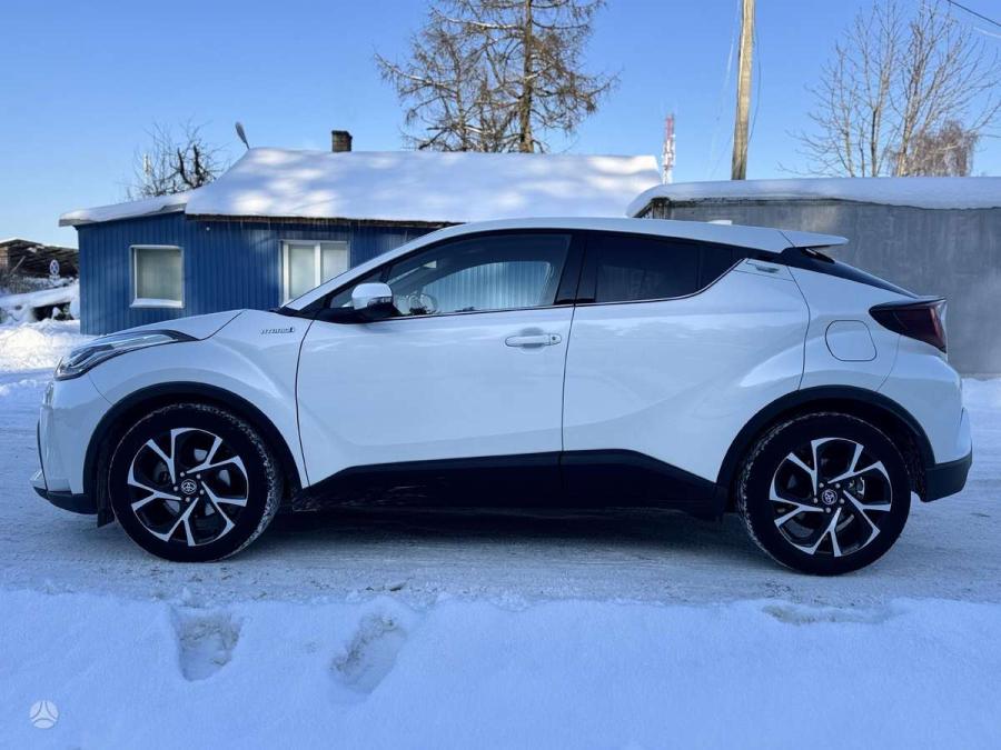White Toyota C-HR 2021 in Vilnius, with an engine capacity of 1.80 L and mileage of 66 thousand km for 20950 €, photo 4 on AUTOMOTO.COM.LV