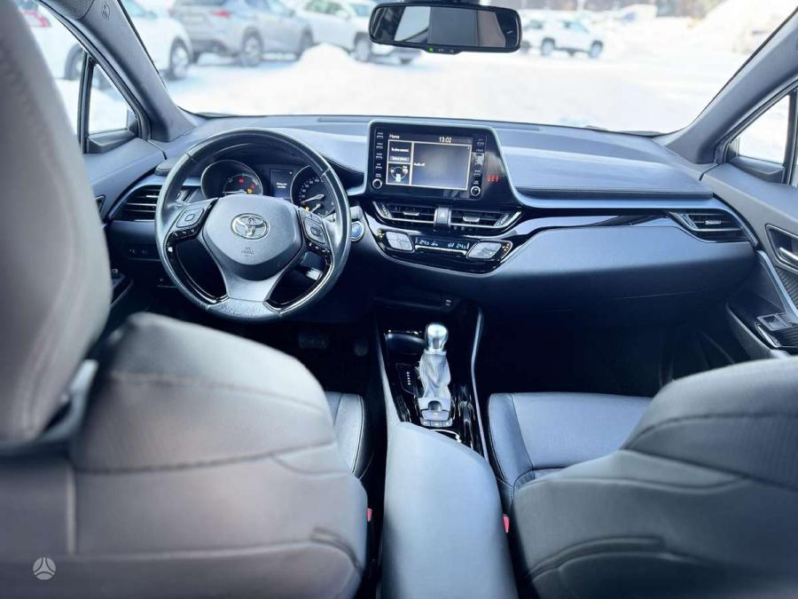 White Toyota C-HR 2021 in Vilnius, with an engine capacity of 1.80 L and mileage of 66 thousand km for 20950 €, photo 24 on AUTOMOTO.COM.LV
