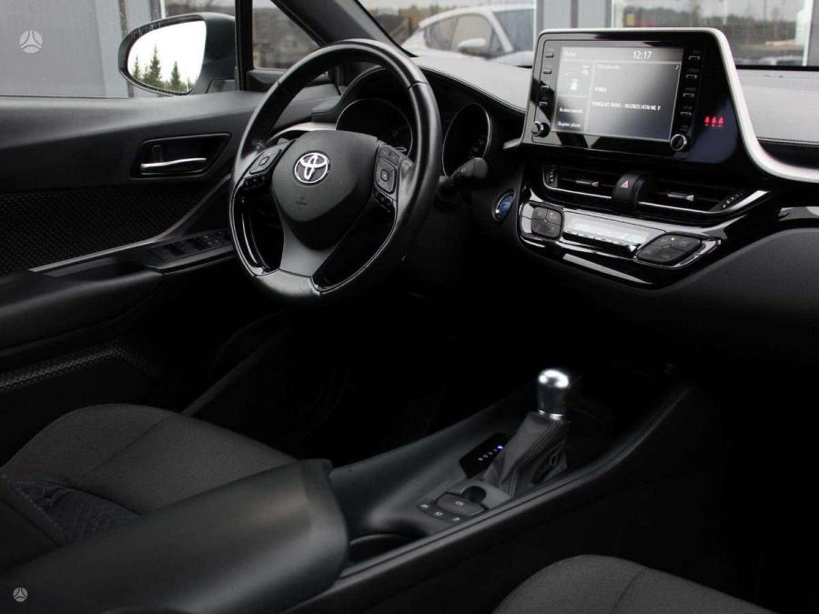 White Toyota C-HR 2021 in Vilnius, with an engine capacity of 1.80 L and mileage of 50 thousand km for 21950 €, photo 8 on AUTOMOTO.COM.LV