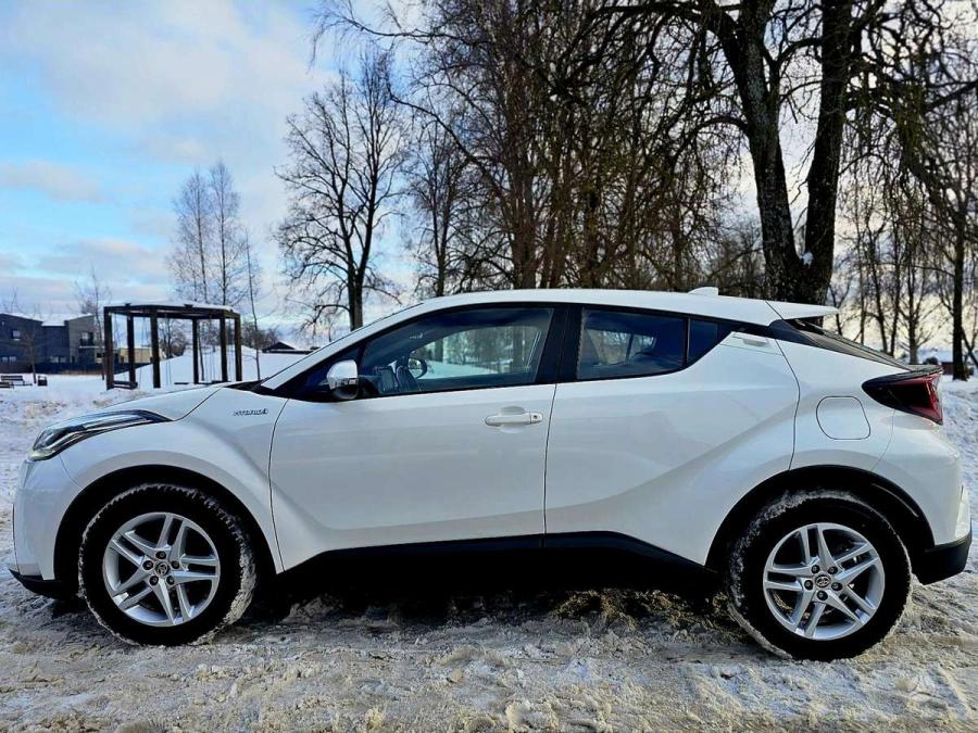White Toyota C-HR 2021 in Taurage, with an engine capacity of 1.80 L and mileage of 178 thousand km for 14500 €, photo 5 on AUTOMOTO.COM.LV