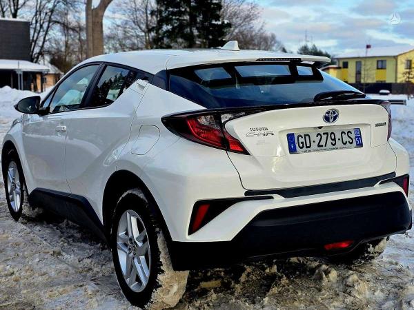 White Toyota C-HR 2021 in Taurage, with an engine capacity of 1.80 L and mileage of 178 thousand km for 14500 €, photo 6 on AUTOMOTO.COM.LV