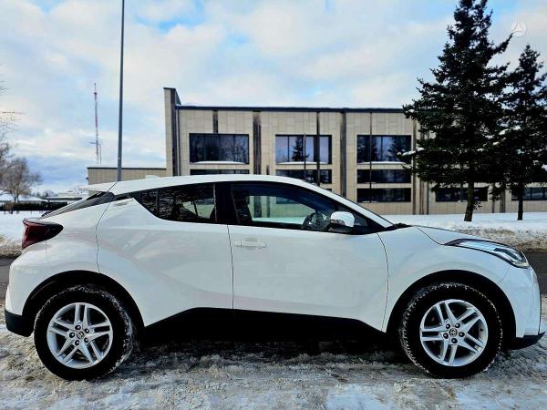 White Toyota C-HR 2021 in Taurage, with an engine capacity of 1.80 L and mileage of 178 thousand km for 14500 €, photo 9 on AUTOMOTO.COM.LV