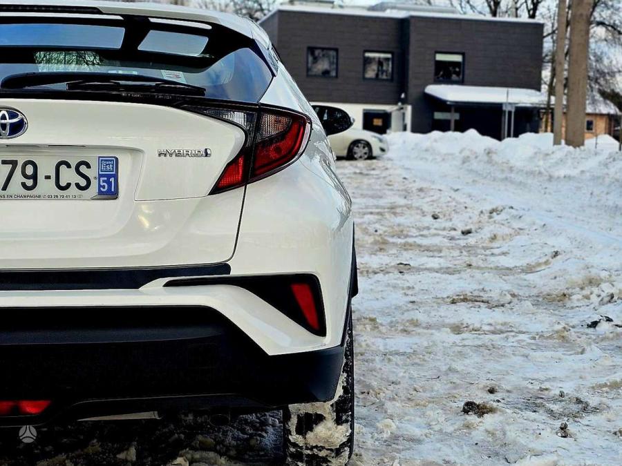 White Toyota C-HR 2021 in Taurage, with an engine capacity of 1.80 L and mileage of 178 thousand km for 14500 €, photo 12 on AUTOMOTO.COM.LV