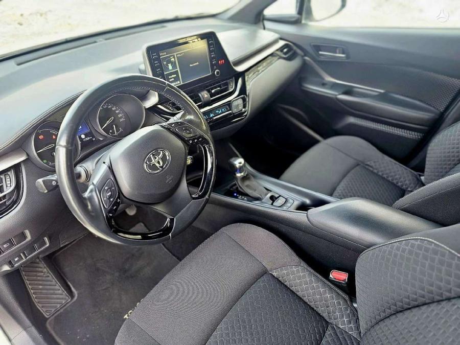 White Toyota C-HR 2021 in Taurage, with an engine capacity of 1.80 L and mileage of 178 thousand km for 14500 €, photo 18 on AUTOMOTO.COM.LV