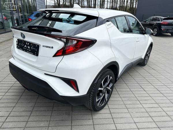 Белый Тойота C-HR 2021 в Каунас, объемом двигателя 1.80 л и пробегом 143 тыс. км за 17900 €, фото 3 на AUTOMOTO.COM.LV