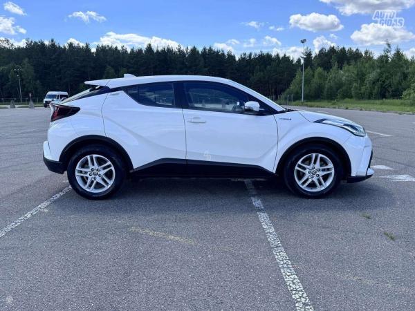 White Toyota C-HR 2021 in Vilnius, with an engine capacity of 1.80 L and mileage of 168 thousand km for 17950 €, photo 4 on AUTOMOTO.COM.LV