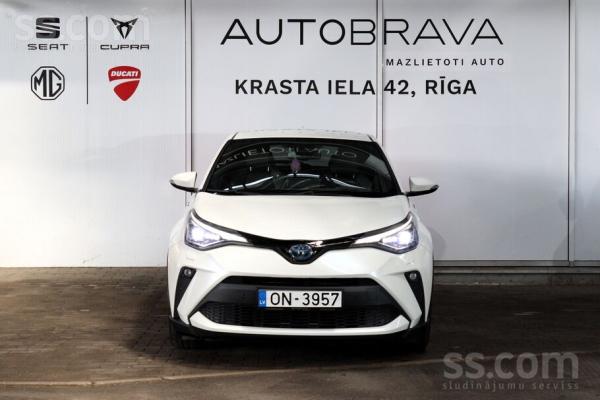 White Toyota C-HR 2021 in Riga, with an engine capacity of 1.80 L and mileage of 30 thousand km for 22490 €, photo 2 on AUTOMOTO.COM.LV