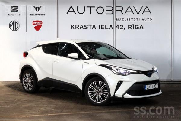 White Toyota C-HR 2021 in Riga, with an engine capacity of 1.80 L and mileage of 30 thousand km for 22490 €, photo 3 on AUTOMOTO.COM.LV
