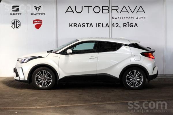 White Toyota C-HR 2021 in Riga, with an engine capacity of 1.80 L and mileage of 30 thousand km for 22490 €, photo 4 on AUTOMOTO.COM.LV
