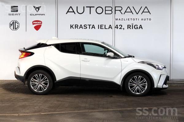 White Toyota C-HR 2021 in Riga, with an engine capacity of 1.80 L and mileage of 30 thousand km for 22490 €, photo 5 on AUTOMOTO.COM.LV