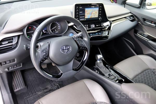 White Toyota C-HR 2021 in Riga, with an engine capacity of 1.80 L and mileage of 30 thousand km for 22490 €, photo 9 on AUTOMOTO.COM.LV