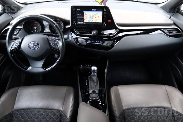 White Toyota C-HR 2021 in Riga, with an engine capacity of 1.80 L and mileage of 30 thousand km for 22490 €, photo 10 on AUTOMOTO.COM.LV
