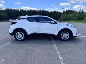 White Toyota C-HR 2021 in Vilnius, with an engine capacity of 1.80 L and mileage of 168 thousand km for 17950 €, photo 5 on AUTOMOTO.COM.LV