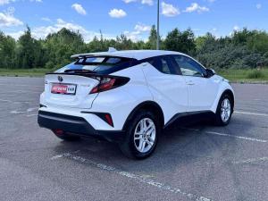 White Toyota C-HR 2021 in Vilnius, with an engine capacity of 1.80 L and mileage of 168 thousand km for 17950 €, photo 7 on AUTOMOTO.COM.LV
