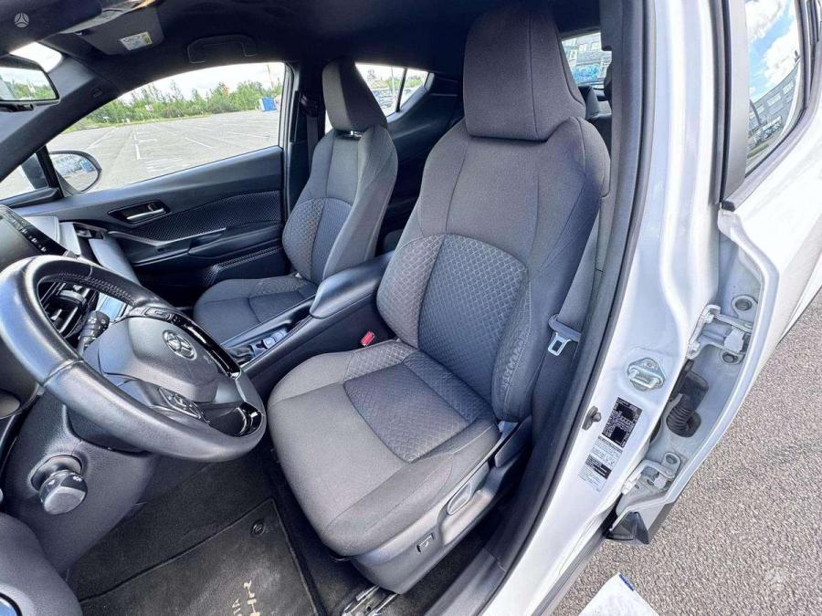 White Toyota C-HR 2021 in Vilnius, with an engine capacity of 1.80 L and mileage of 168 thousand km for 17950 €, photo 18 on AUTOMOTO.COM.LV