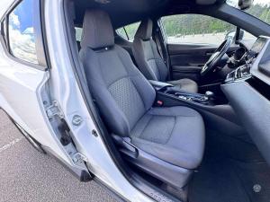 White Toyota C-HR 2021 in Vilnius, with an engine capacity of 1.80 L and mileage of 168 thousand km for 17950 €, photo 19 on AUTOMOTO.COM.LV