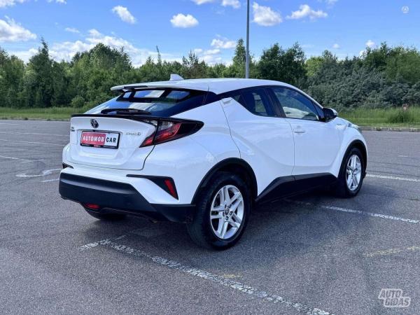 White Toyota C-HR 2021 in Vilnius, with an engine capacity of 1.80 L and mileage of 168 thousand km for 17950 €, photo 6 on AUTOMOTO.COM.LV