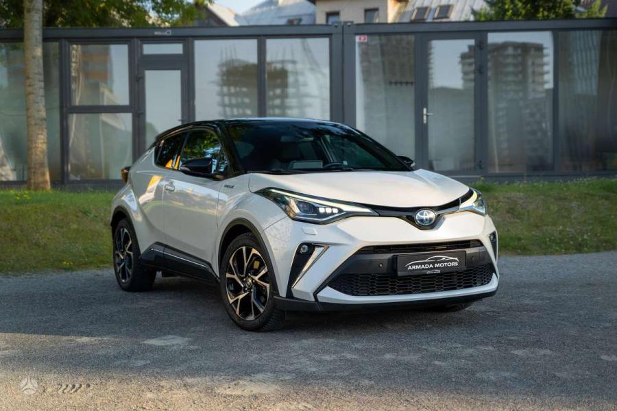 White Toyota C-HR 2021 in Vilnius, with an engine capacity of 1.99 L and mileage of 137 thousand km for 20500 €, photo 1 on AUTOMOTO.COM.LV