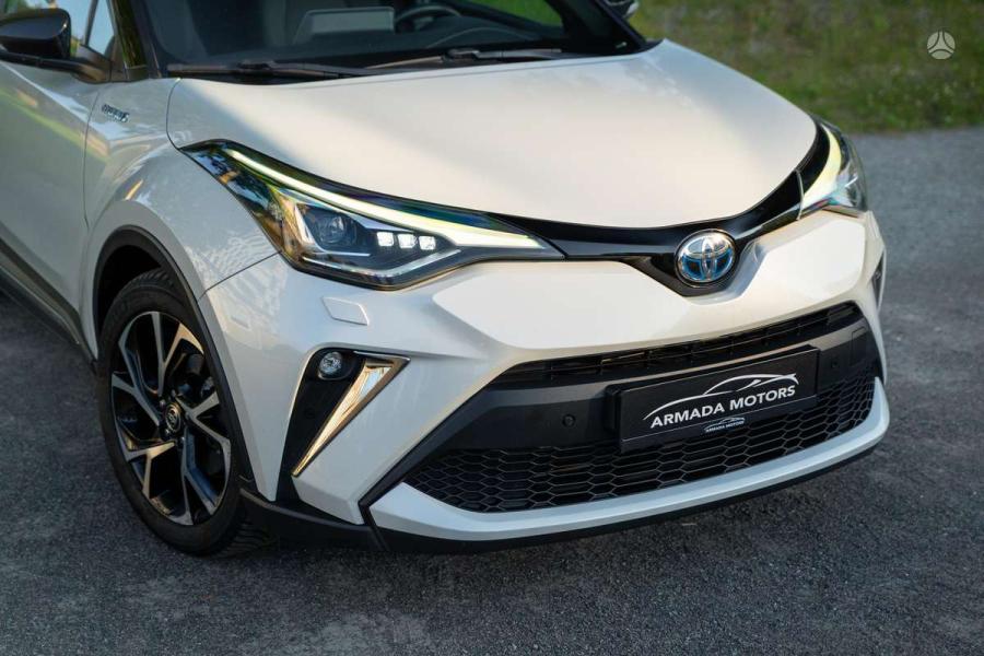 White Toyota C-HR 2021 in Vilnius, with an engine capacity of 1.99 L and mileage of 137 thousand km for 20500 €, photo 3 on AUTOMOTO.COM.LV