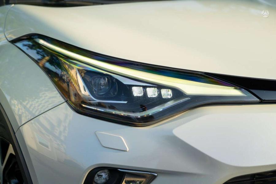 White Toyota C-HR 2021 in Vilnius, with an engine capacity of 1.99 L and mileage of 137 thousand km for 20500 €, photo 4 on AUTOMOTO.COM.LV