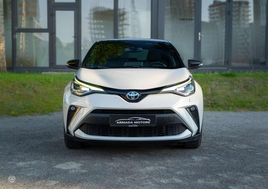 White Toyota C-HR 2021 in Vilnius, with an engine capacity of 1.99 L and mileage of 137 thousand km for 20500 €, photo 5 on AUTOMOTO.COM.LV