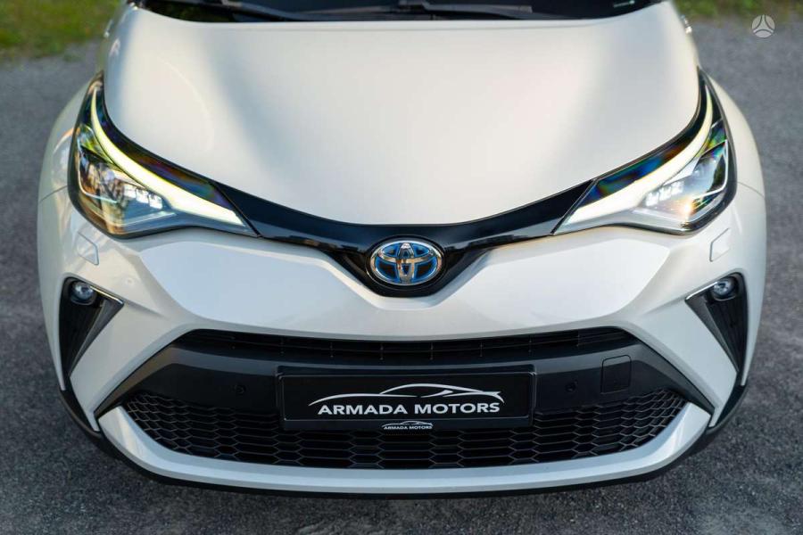 White Toyota C-HR 2021 in Vilnius, with an engine capacity of 1.99 L and mileage of 137 thousand km for 20500 €, photo 6 on AUTOMOTO.COM.LV