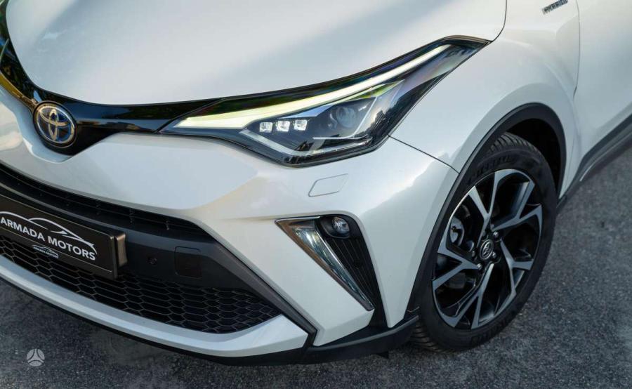 White Toyota C-HR 2021 in Vilnius, with an engine capacity of 1.99 L and mileage of 137 thousand km for 20500 €, photo 8 on AUTOMOTO.COM.LV