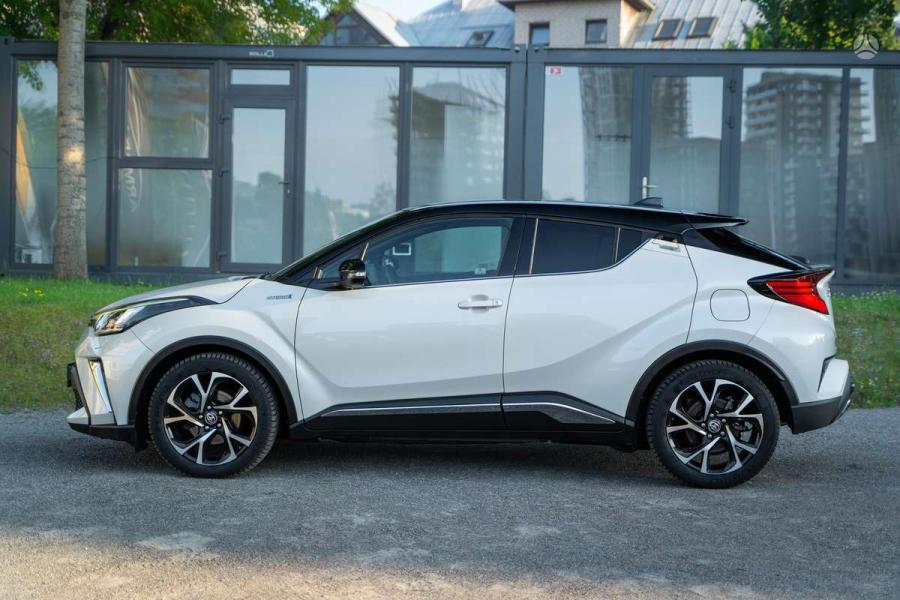White Toyota C-HR 2021 in Vilnius, with an engine capacity of 1.99 L and mileage of 137 thousand km for 20500 €, photo 9 on AUTOMOTO.COM.LV