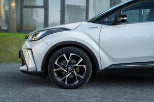 White Toyota C-HR 2021 in Vilnius, with an engine capacity of 1.99 L and mileage of 137 thousand km for 20500 €, photo 10 on AUTOMOTO.COM.LV