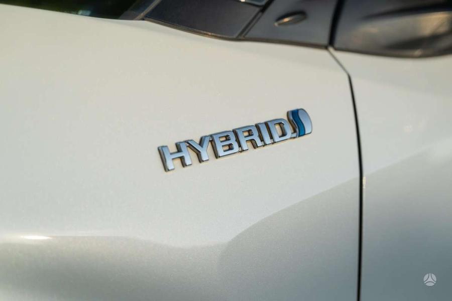 White Toyota C-HR 2021 in Vilnius, with an engine capacity of 1.99 L and mileage of 137 thousand km for 20500 €, photo 11 on AUTOMOTO.COM.LV