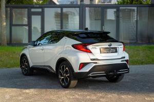 White Toyota C-HR 2021 in Vilnius, with an engine capacity of 1.99 L and mileage of 137 thousand km for 20500 €, photo 14 on AUTOMOTO.COM.LV