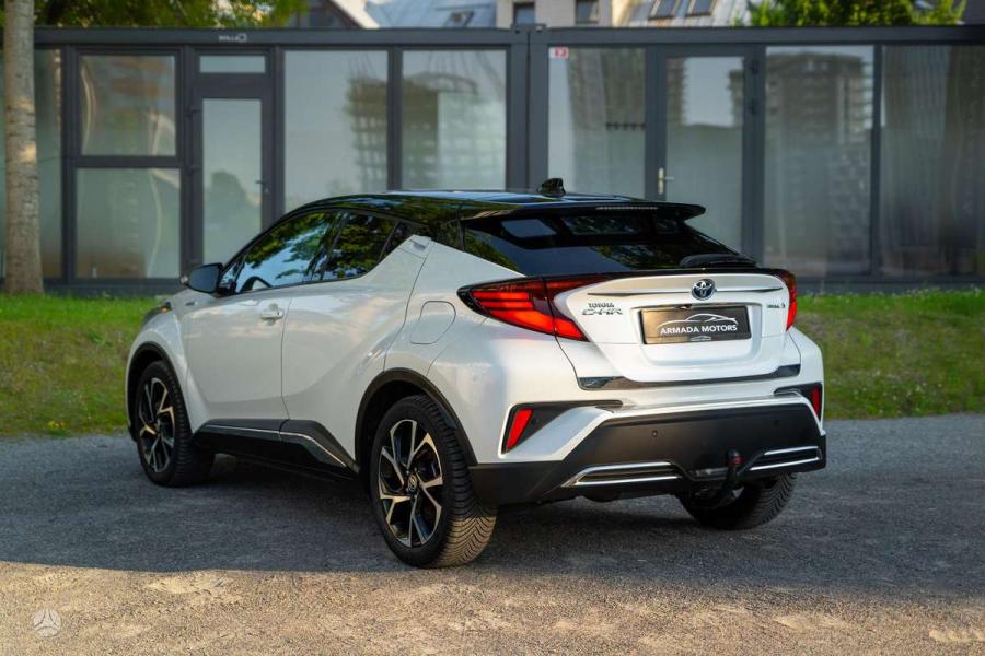 White Toyota C-HR 2021 in Vilnius, with an engine capacity of 1.99 L and mileage of 137 thousand km for 20500 €, photo 14 on AUTOMOTO.COM.LV