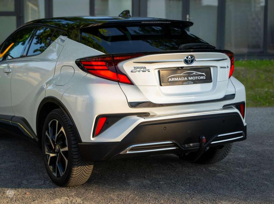 White Toyota C-HR 2021 in Vilnius, with an engine capacity of 1.99 L and mileage of 137 thousand km for 20500 €, photo 15 on AUTOMOTO.COM.LV