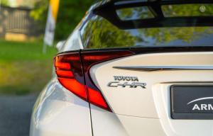 White Toyota C-HR 2021 in Vilnius, with an engine capacity of 1.99 L and mileage of 137 thousand km for 20500 €, photo 17 on AUTOMOTO.COM.LV