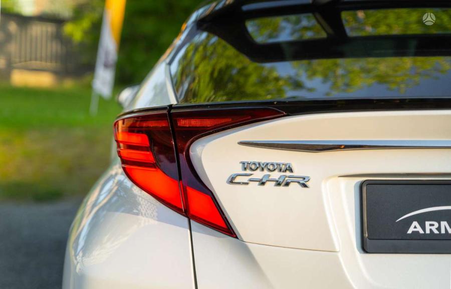 White Toyota C-HR 2021 in Vilnius, with an engine capacity of 1.99 L and mileage of 137 thousand km for 20500 €, photo 17 on AUTOMOTO.COM.LV