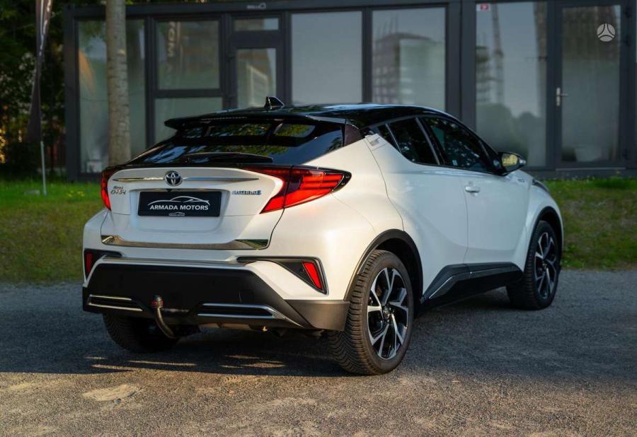 White Toyota C-HR 2021 in Vilnius, with an engine capacity of 1.99 L and mileage of 137 thousand km for 20500 €, photo 18 on AUTOMOTO.COM.LV