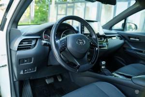 White Toyota C-HR 2021 in Vilnius, with an engine capacity of 1.99 L and mileage of 137 thousand km for 20500 €, photo 19 on AUTOMOTO.COM.LV