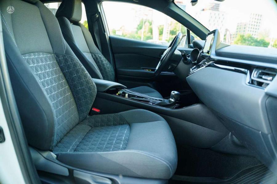 White Toyota C-HR 2021 in Vilnius, with an engine capacity of 1.99 L and mileage of 137 thousand km for 20500 €, photo 23 on AUTOMOTO.COM.LV
