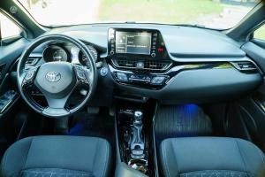 White Toyota C-HR 2021 in Vilnius, with an engine capacity of 1.99 L and mileage of 137 thousand km for 20500 €, photo 25 on AUTOMOTO.COM.LV