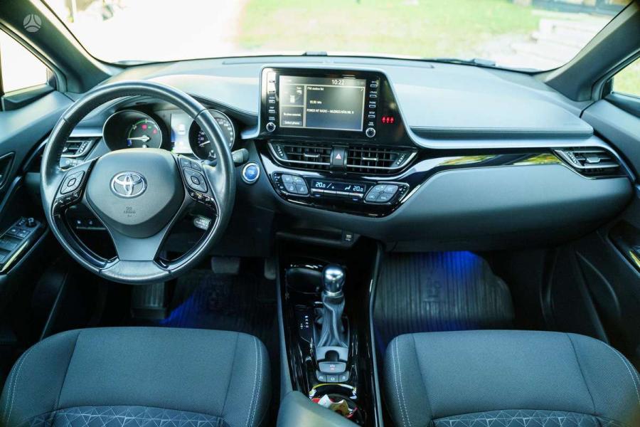 White Toyota C-HR 2021 in Vilnius, with an engine capacity of 1.99 L and mileage of 137 thousand km for 20500 €, photo 25 on AUTOMOTO.COM.LV