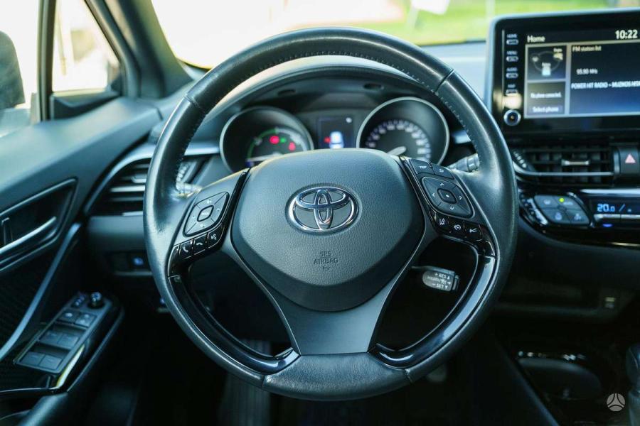 White Toyota C-HR 2021 in Vilnius, with an engine capacity of 1.99 L and mileage of 137 thousand km for 20500 €, photo 26 on AUTOMOTO.COM.LV