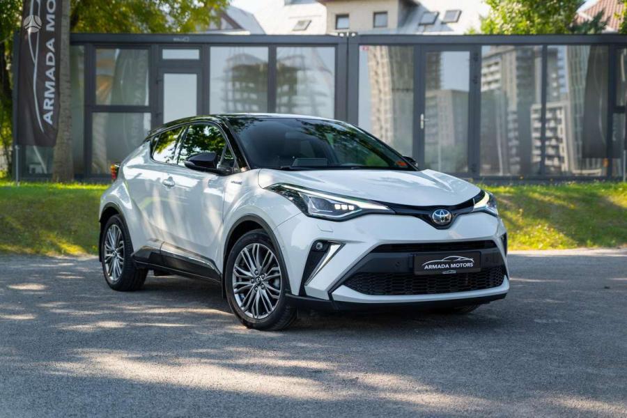White Toyota C-HR 2021 in Vilnius, with an engine capacity of 1.99 L and mileage of 47 thousand km for 23500 €, photo 1 on AUTOMOTO.COM.LV