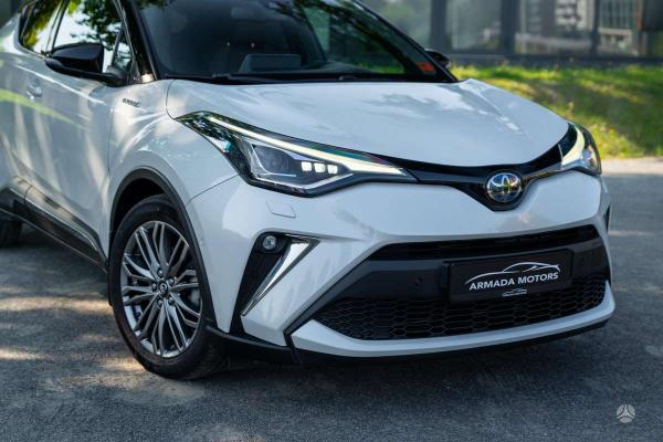 Белый Тойота C-HR 2021 в Вильнюс, объемом двигателя 1.99 л и пробегом 47 тыс. км за 23500 €, фото 2 на AUTOMOTO.COM.LV