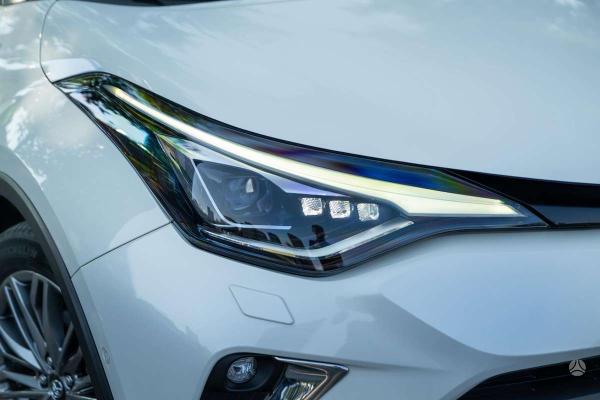 Белый Тойота C-HR 2021 в Вильнюс, объемом двигателя 1.99 л и пробегом 47 тыс. км за 23500 €, фото 3 на AUTOMOTO.COM.LV