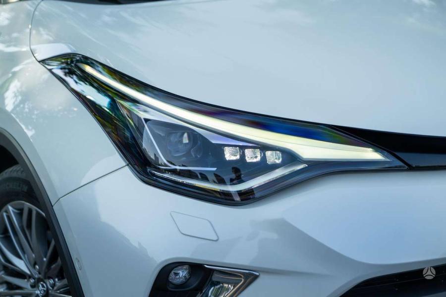 White Toyota C-HR 2021 in Vilnius, with an engine capacity of 1.99 L and mileage of 47 thousand km for 23500 €, photo 4 on AUTOMOTO.COM.LV