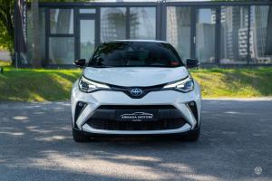 White Toyota C-HR 2021 in Vilnius, with an engine capacity of 1.99 L and mileage of 47 thousand km for 23500 €, photo 5 on AUTOMOTO.COM.LV